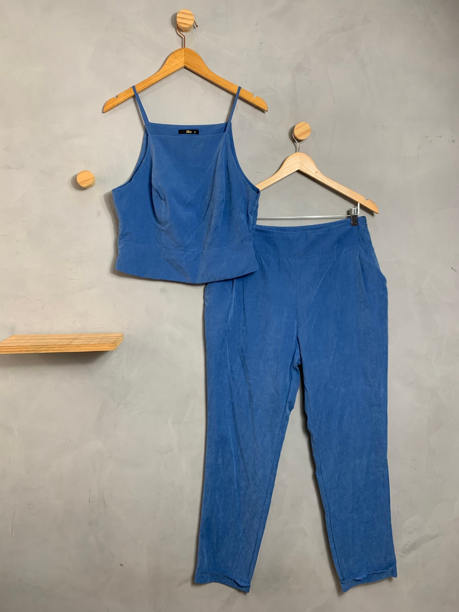 Conjunto de Cropped e Calça Alles - CLUBE GARIMPO